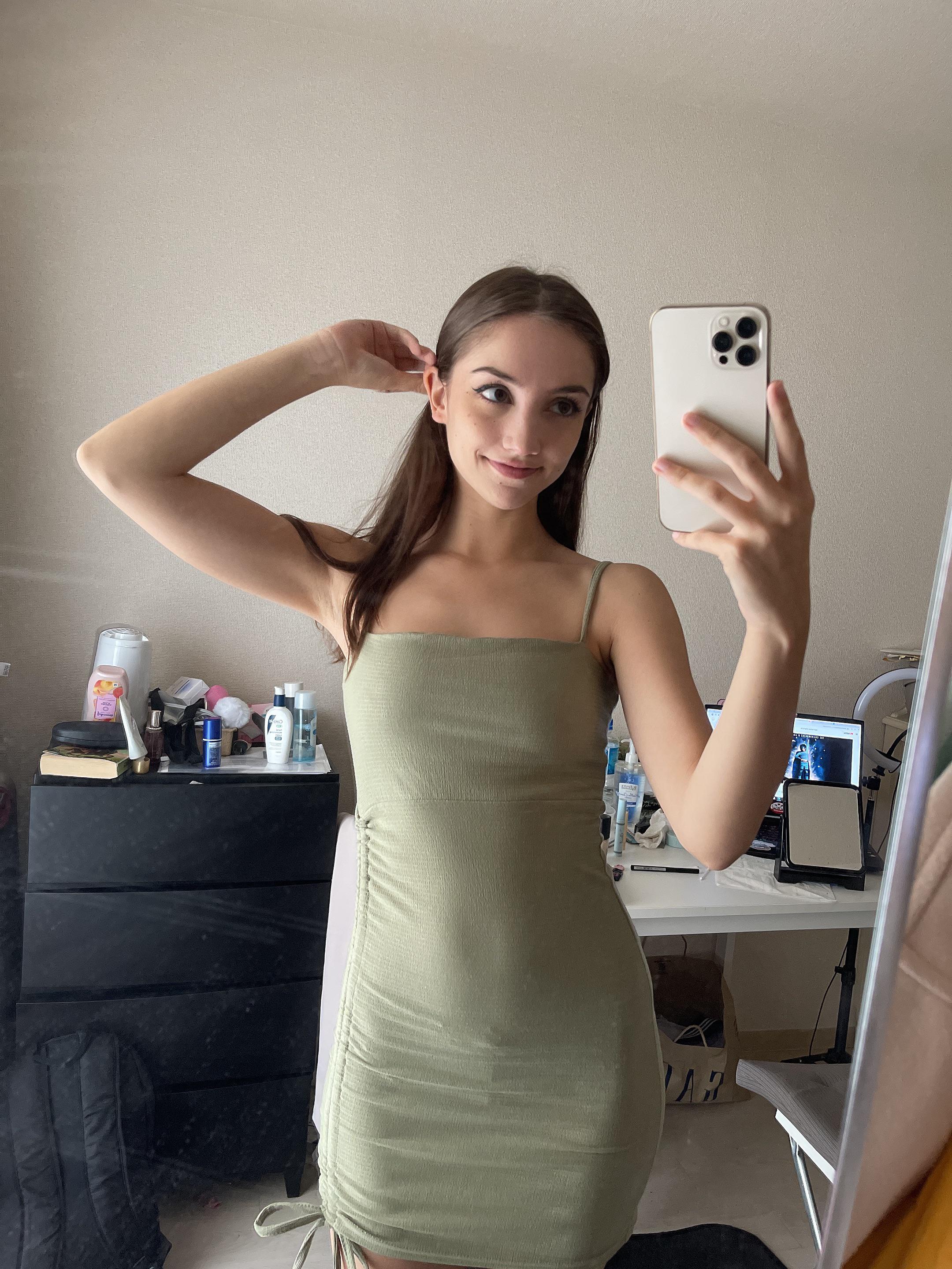 i love tight little dresses🙂 | Scrolller