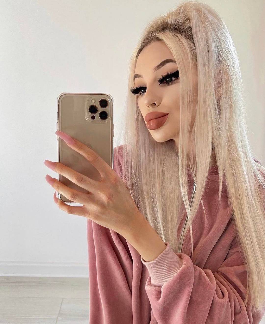 i’m a pretty bitch and i act like a brat😈 | Scrolller