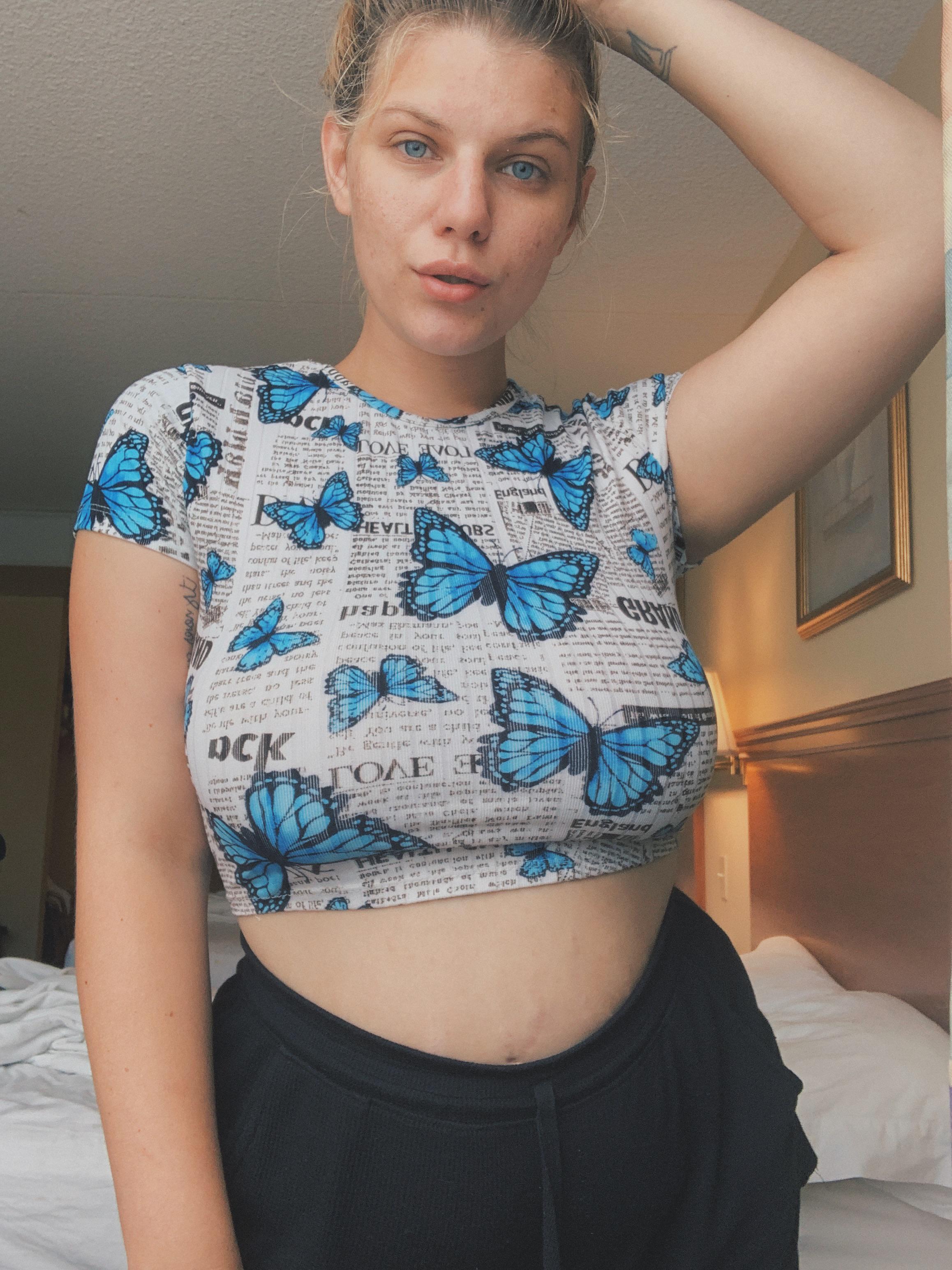 i’m all alone in my hotel room, would you come over and fuck this mom of 2? | Scrolller