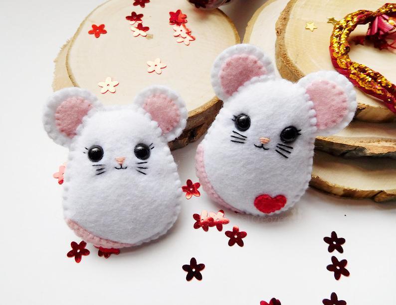 I made these felt mice pins. I hope you like them!! | Scrolller