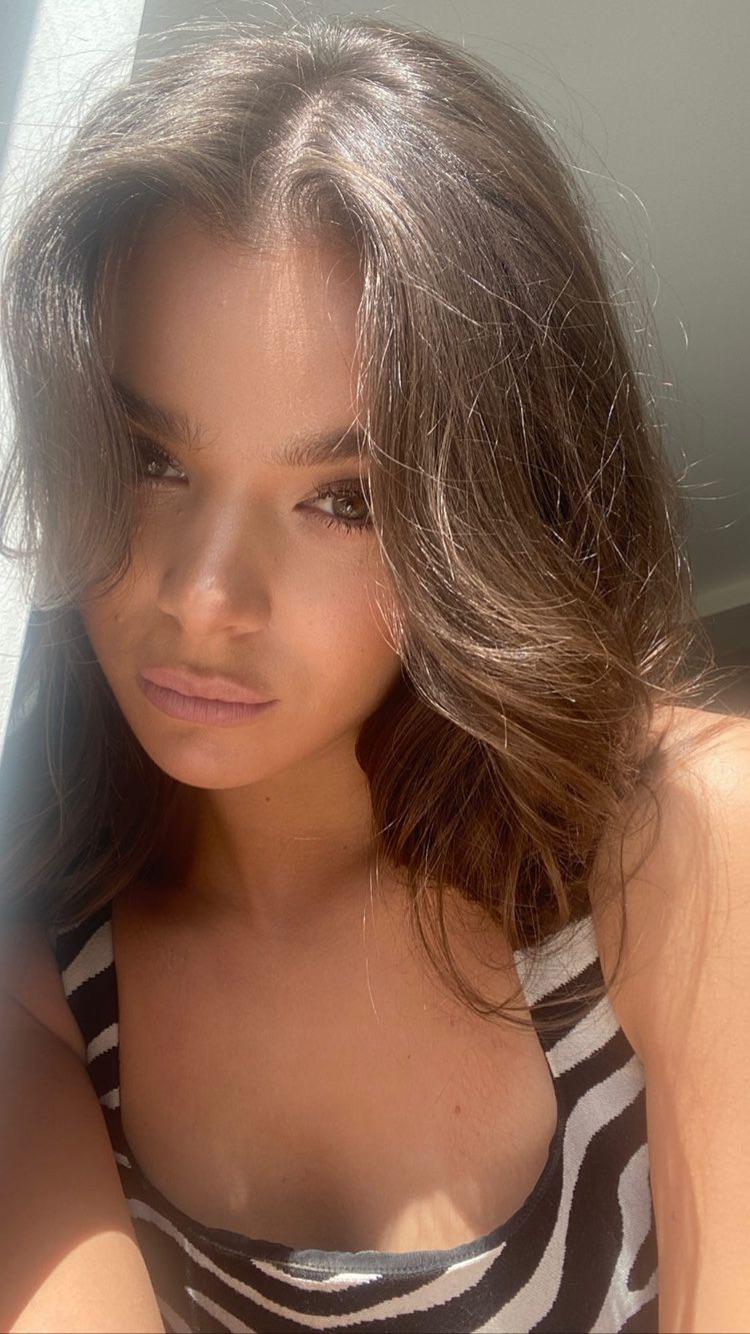 Hailee Steinfeld makes me moan | Scrolller