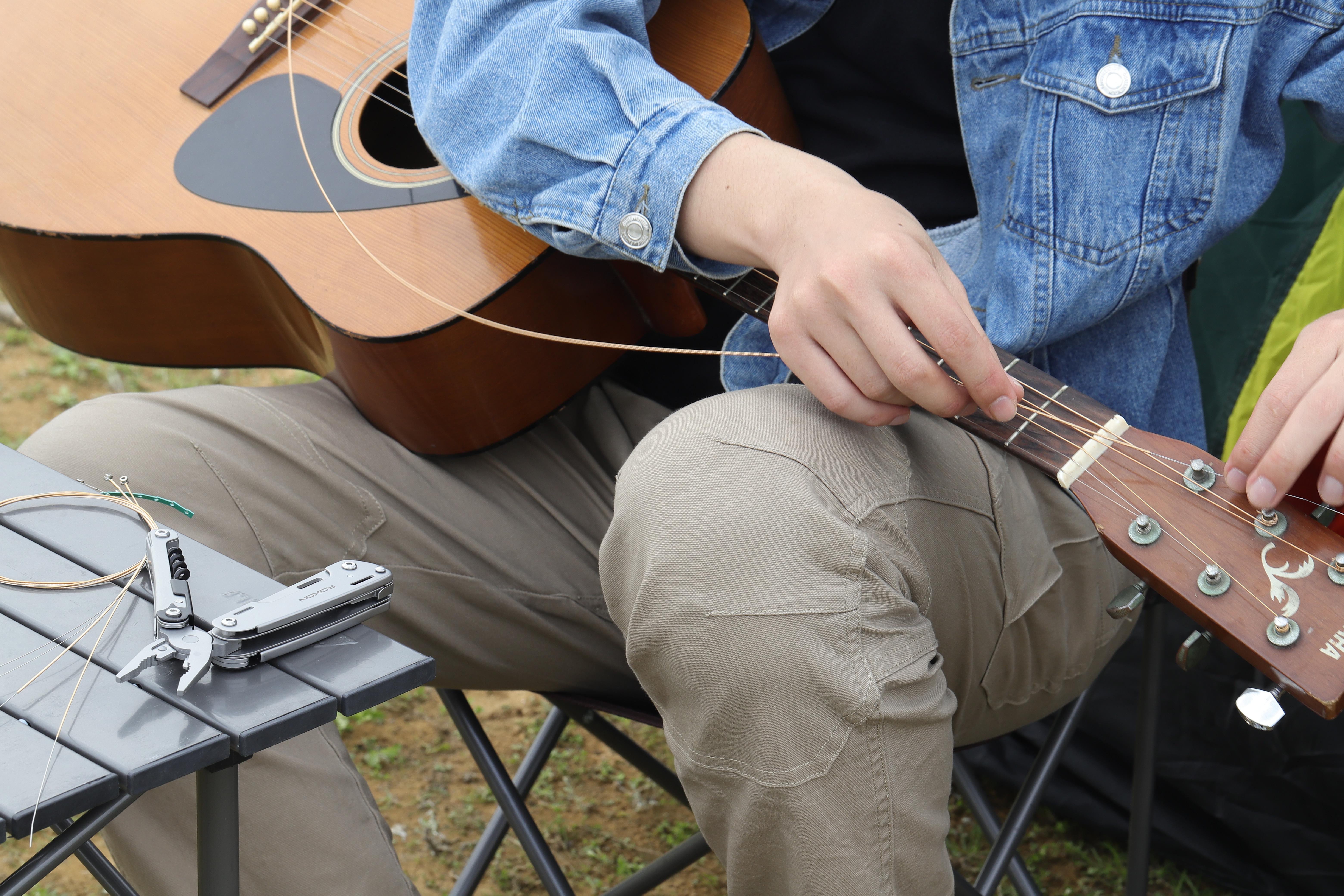 I often change the guitar strings with this tool. | Scrolller