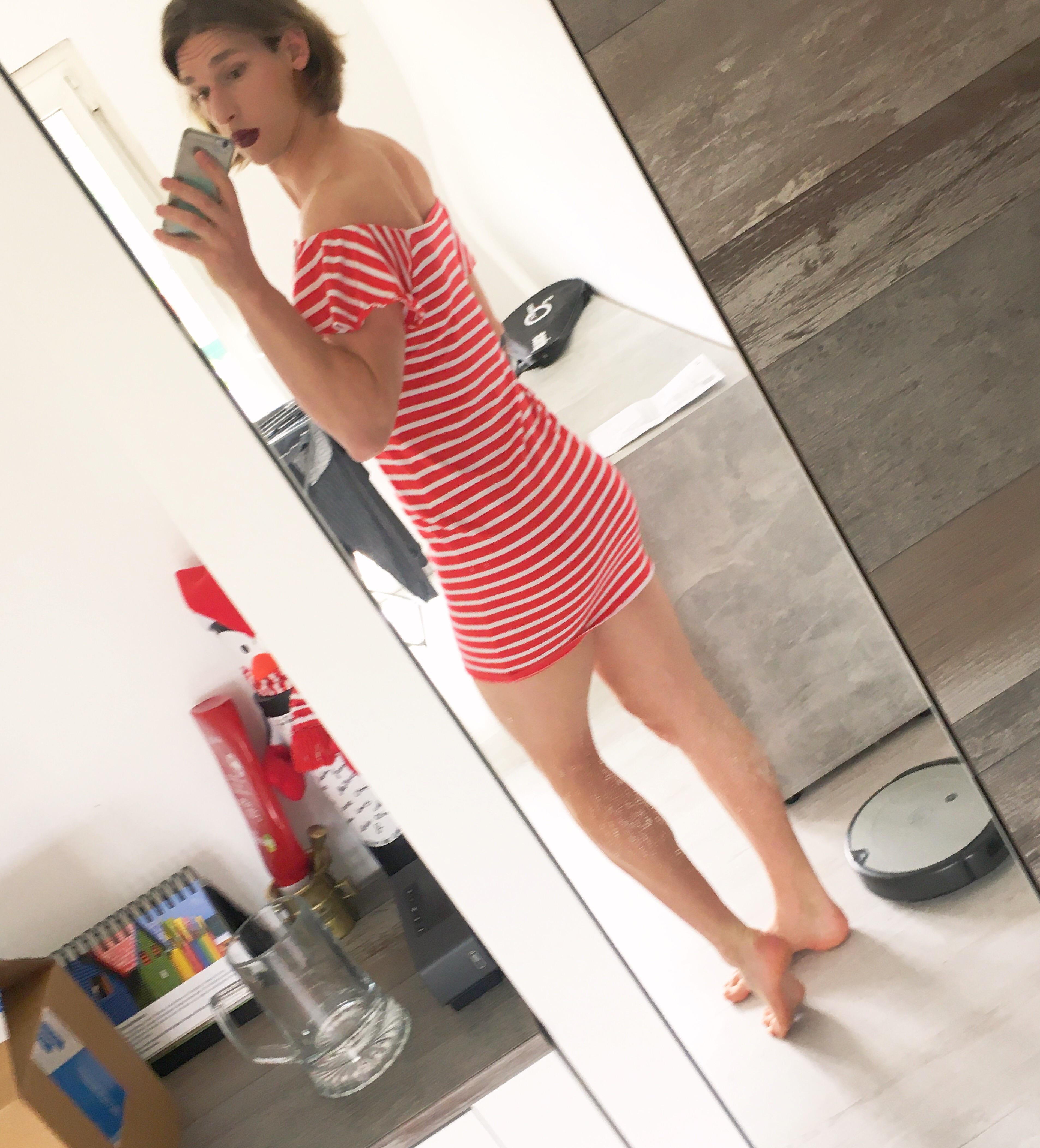 please expose me | Scrolller