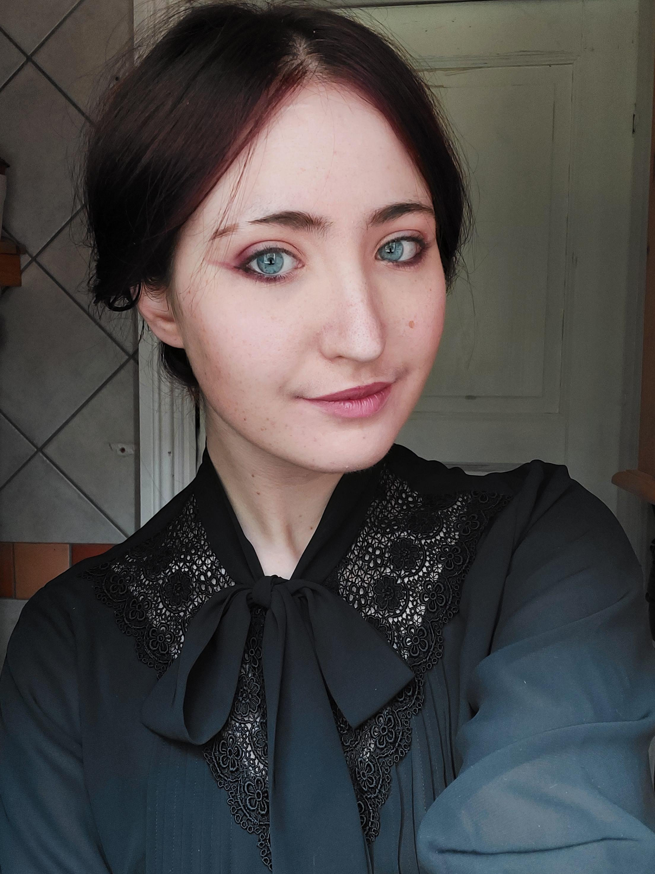 I tried a new makeup look yesterday 💙 | Scrolller