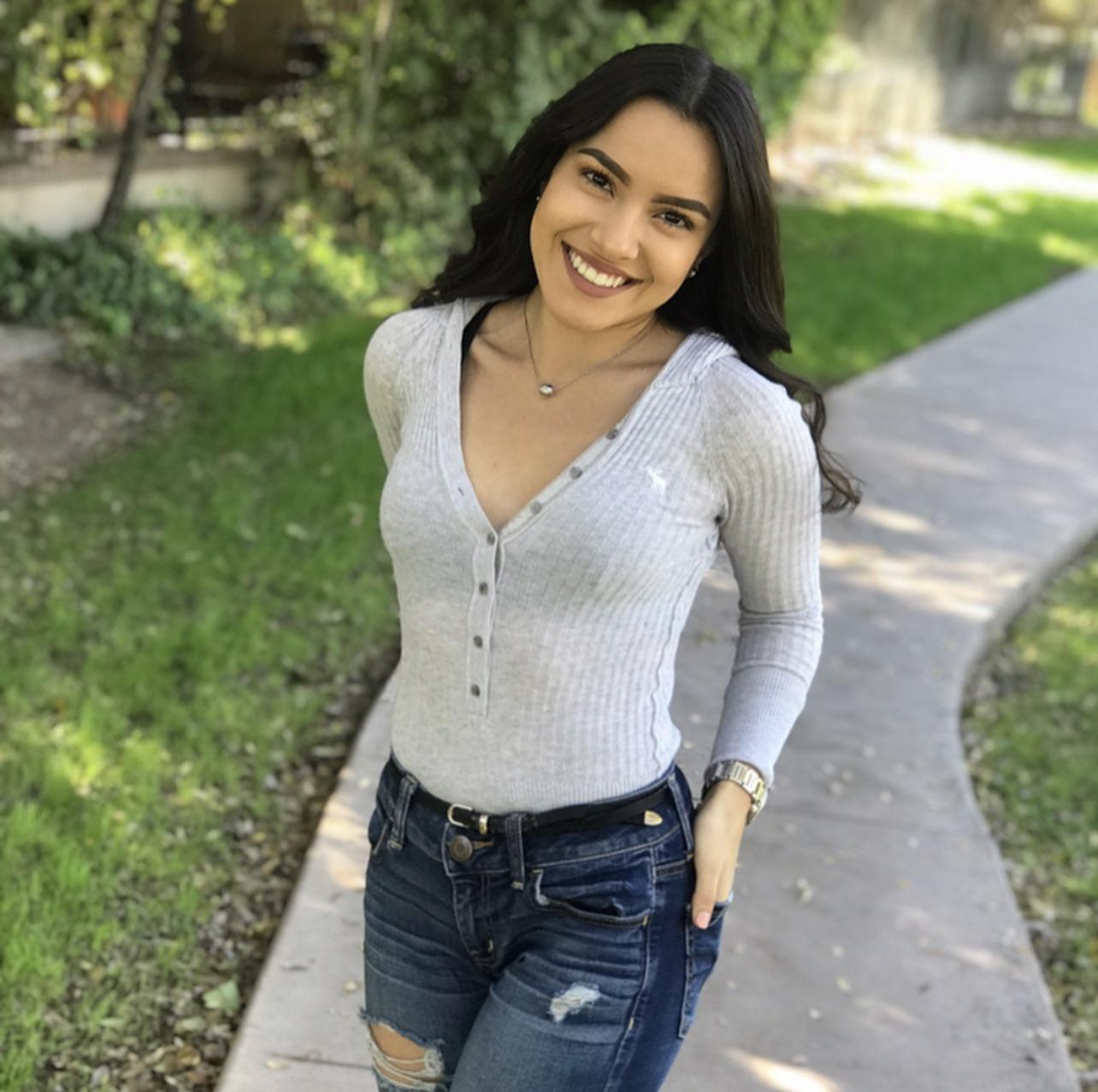 I want her perky cheeks on my lap for me to grab and smack | Scrolller