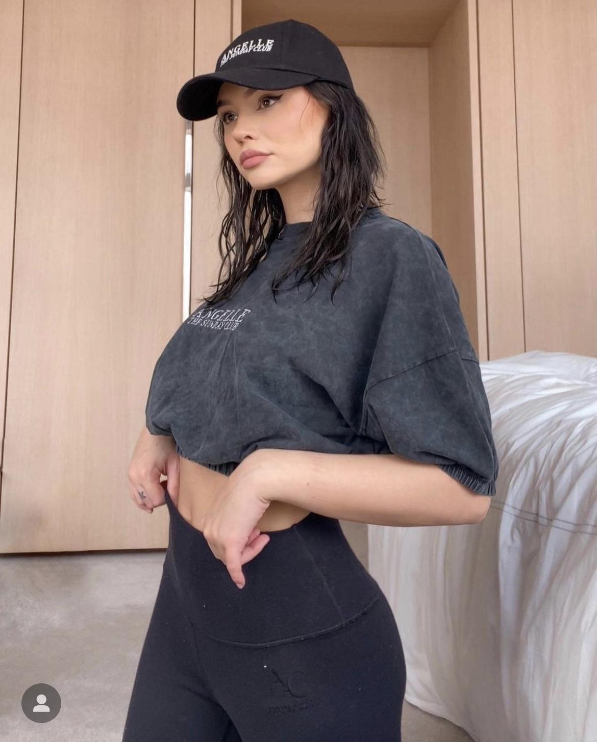 I want to put my hands down her pants and make her come with consent🥵 | Scrolller