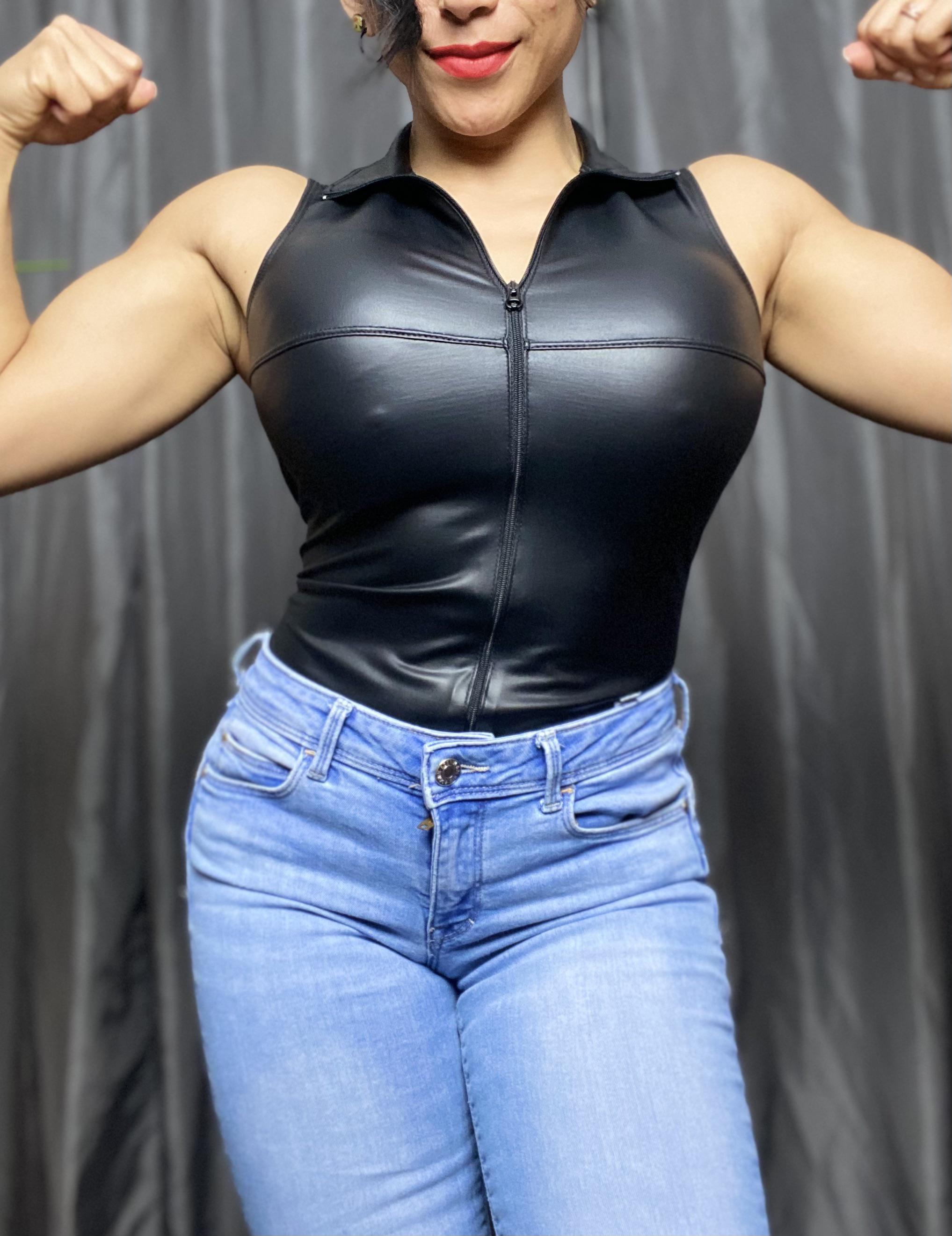 💪🏽💪🏽 my tiny biceps are peeking 👅 | Scrolller