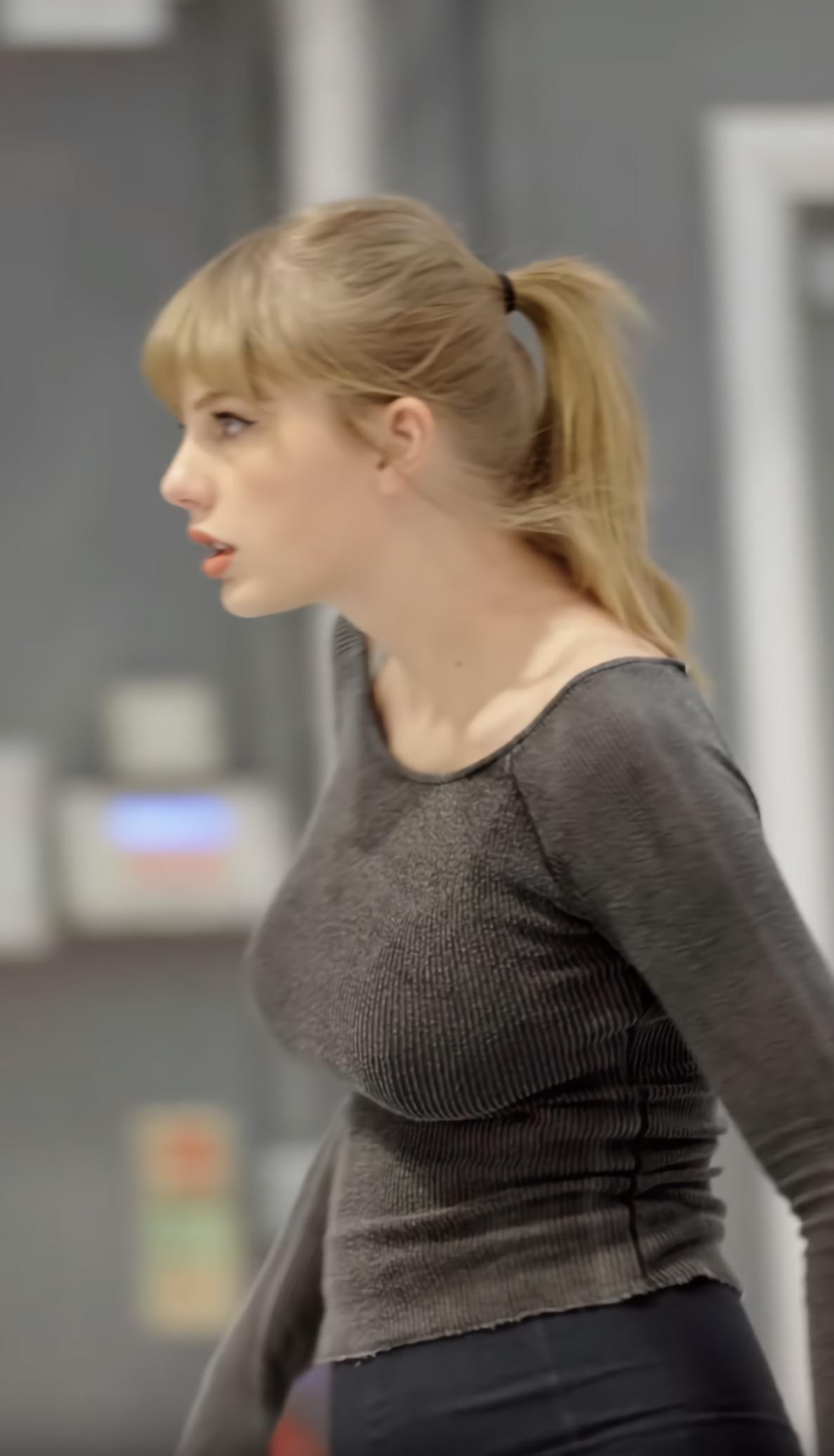 Taylor swift looks amazing to tittyfuck! | Scrolller