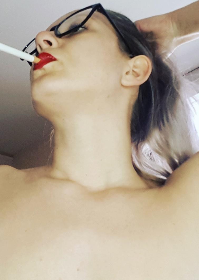 I would love to be sitting on someone's face while having a cheeky smoke... | Scrolller