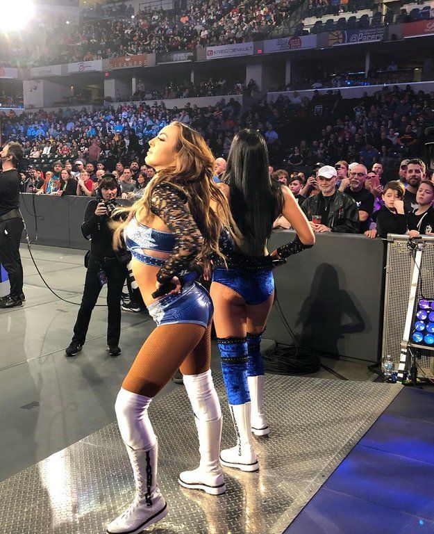 Iconic pose | Scrolller