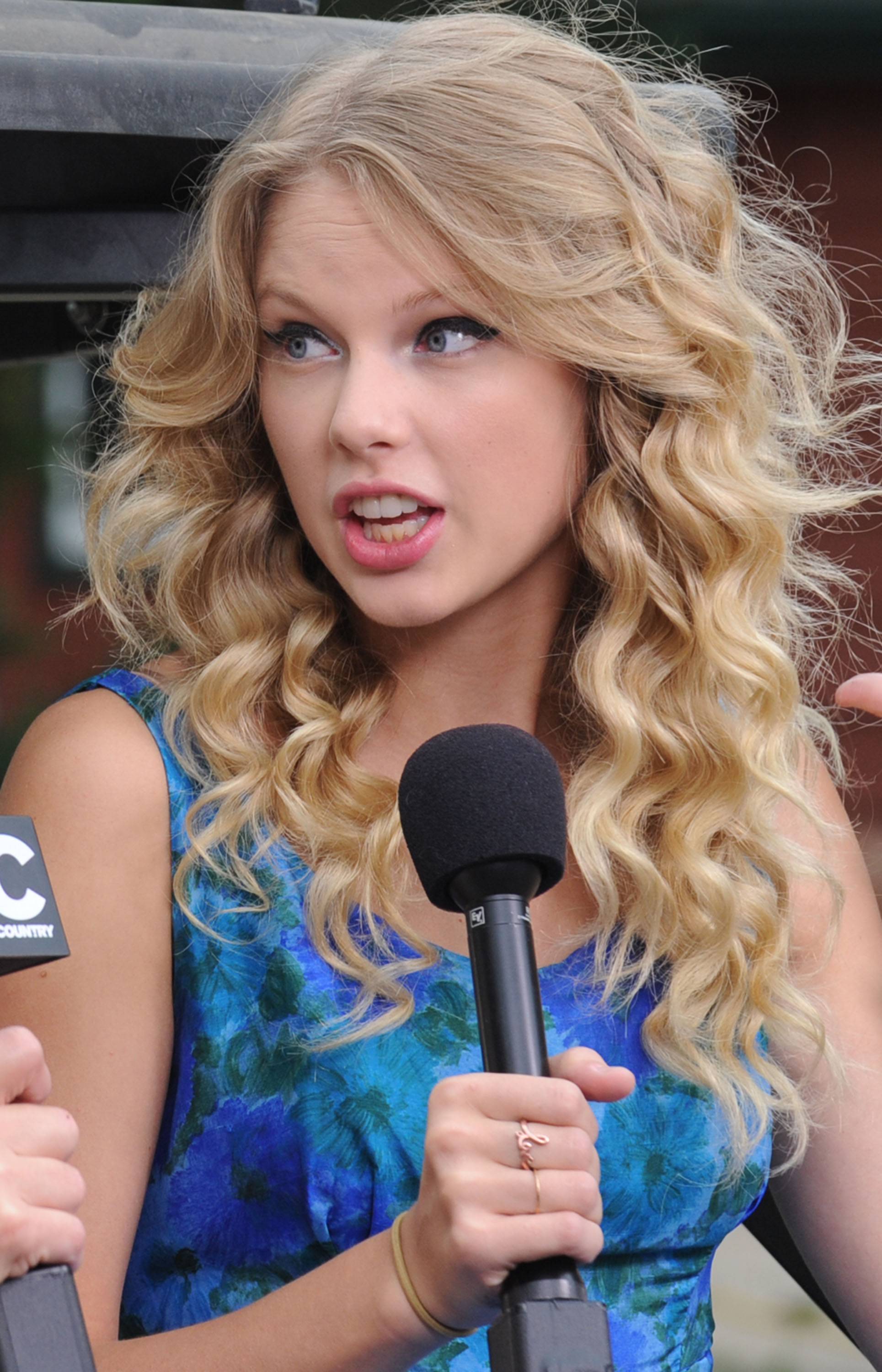 I'd love to spray her curly blonde hair with cum | Scrolller