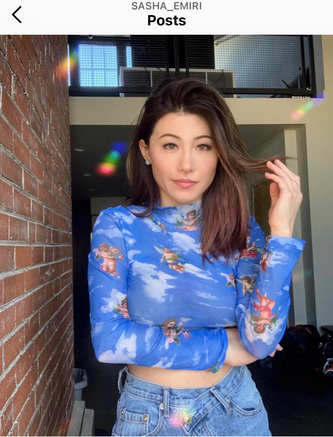 Idk if she knew her shirt is see through | Scrolller