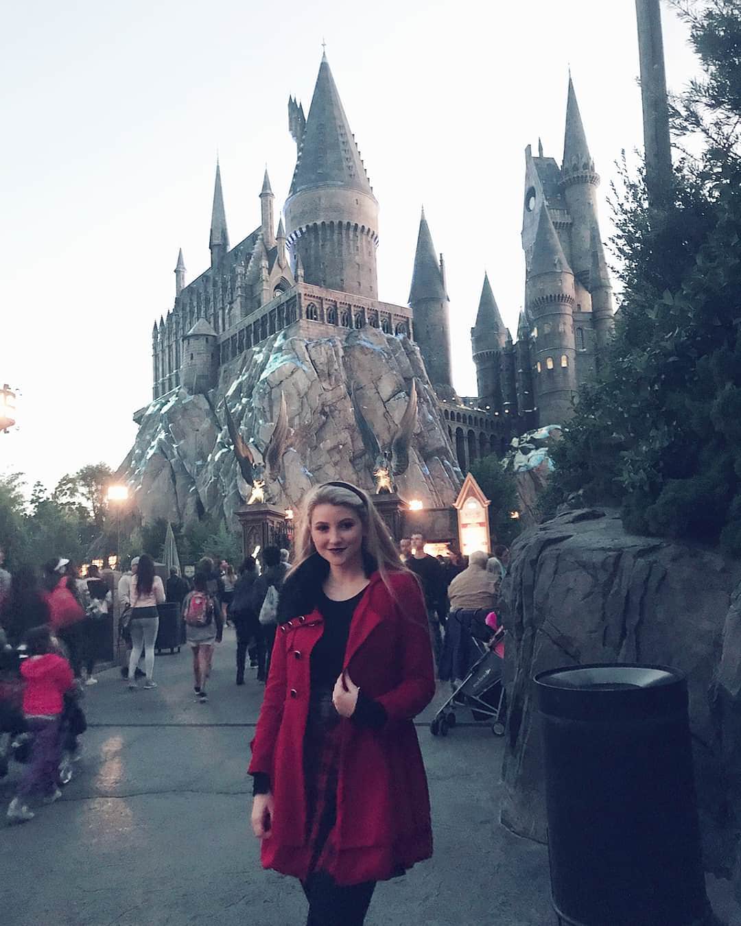 If Sabrina Spellman attended Hogwarts instead | Scrolller