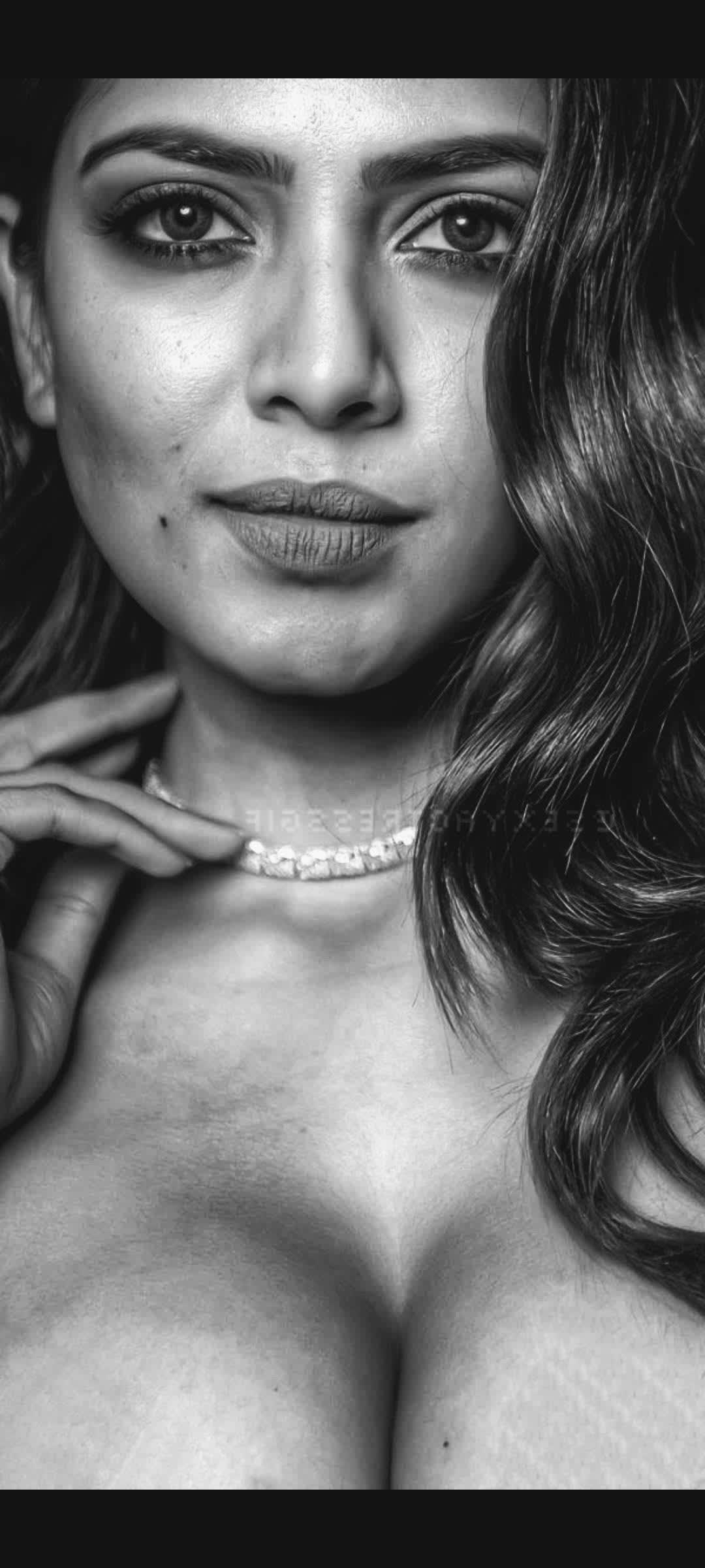 If you behave I'll slowly part my right leg for you😏 | Scrolller