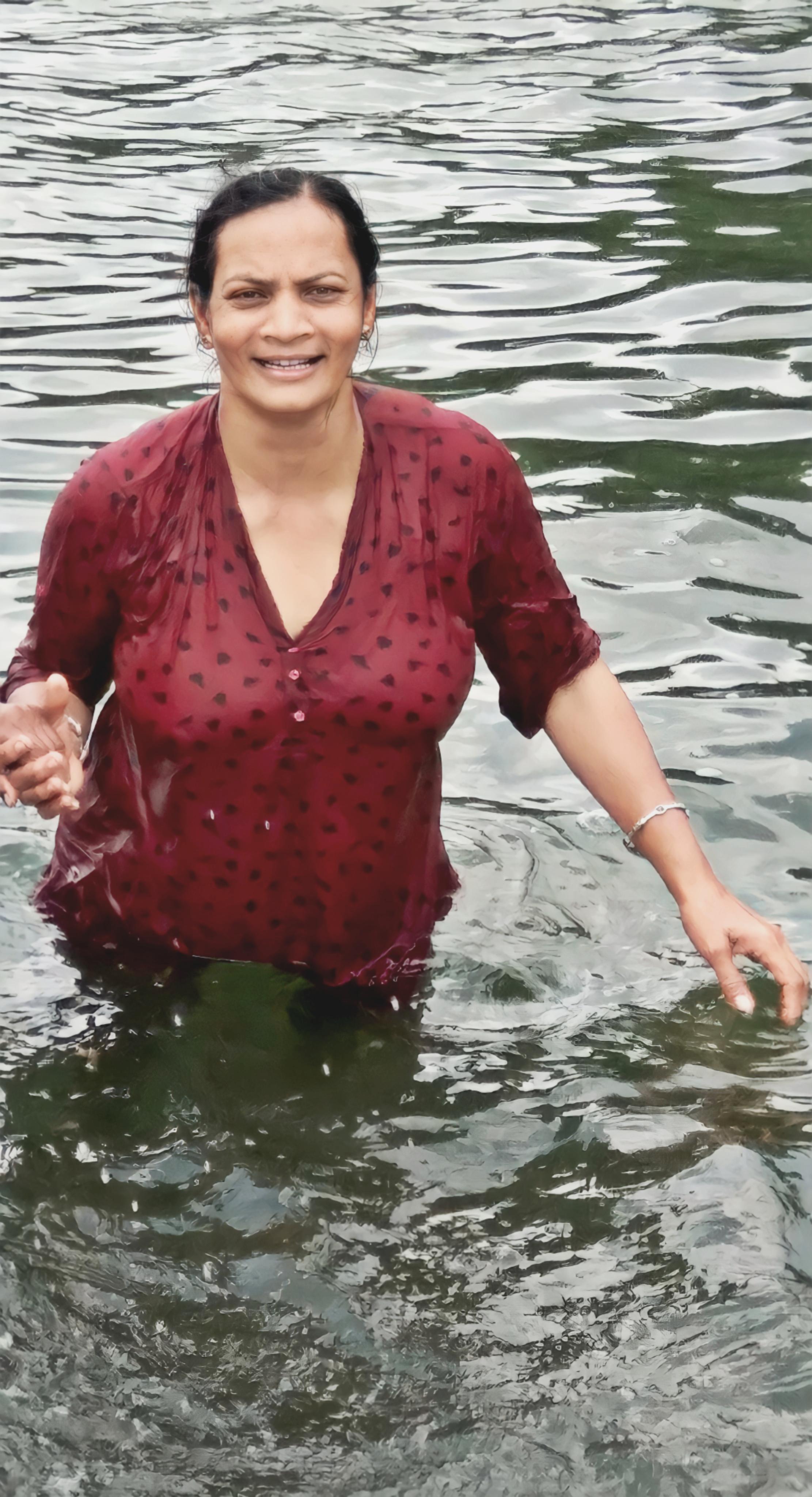 If you take a closer look then you can see her bra💦 | Scrolller