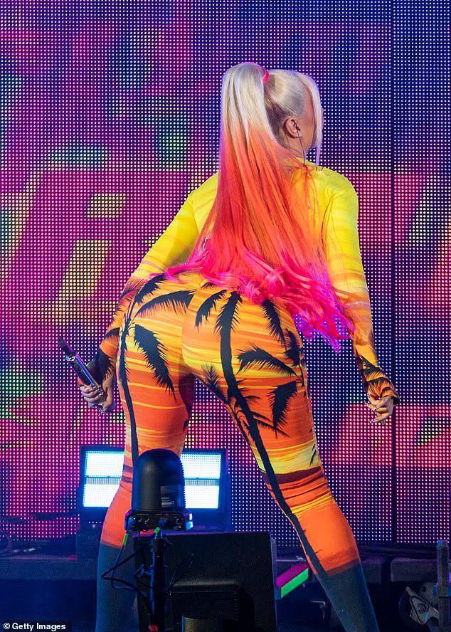 Iggy Azalea Scrolller