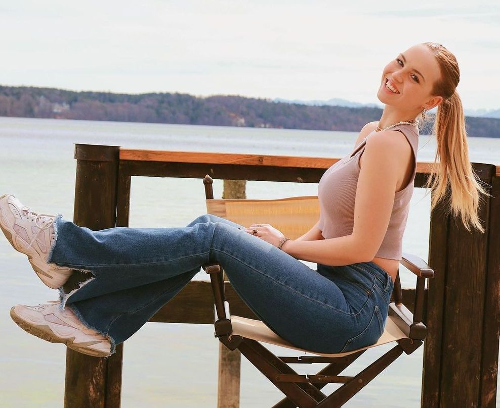 Ihre Titten werden immer größer🍒 | Scrolller