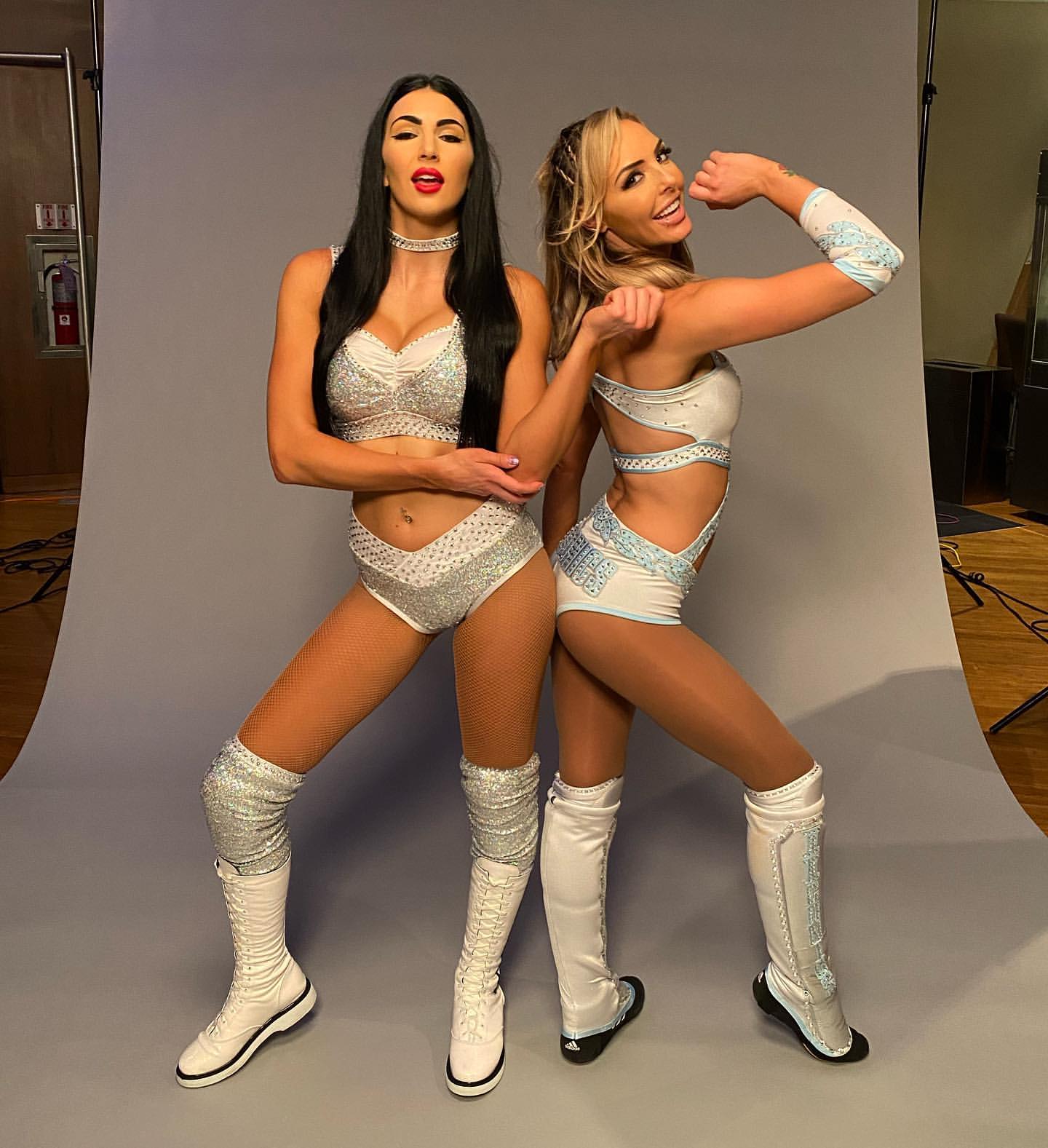 IIconics pose | Scrolller