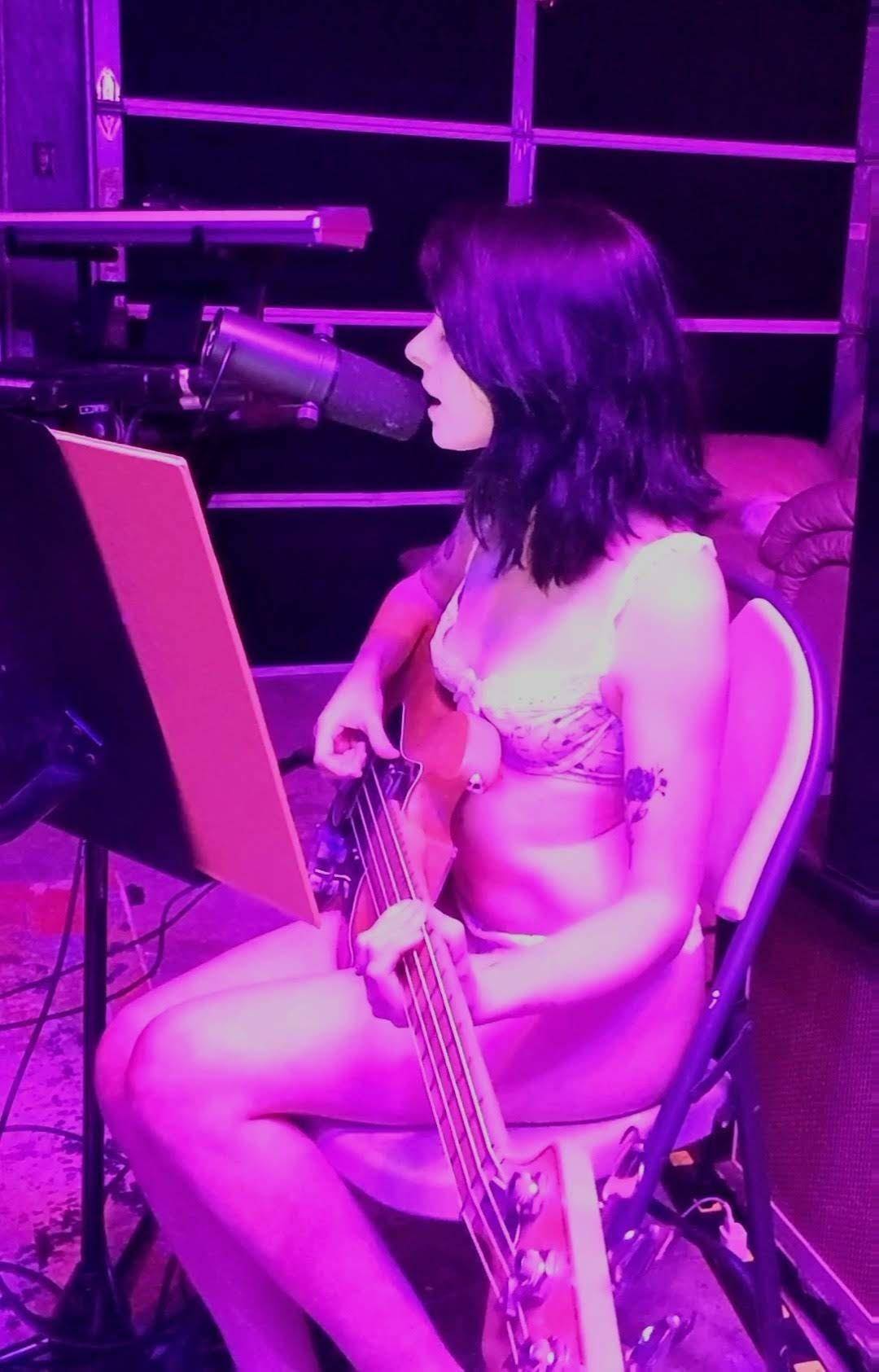 I'll sing you to sleep 💗 🤙 | Scrolller