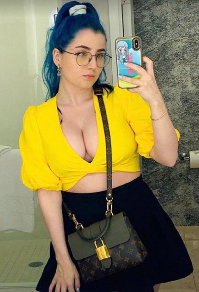 Im feeding pics of the sexy streamer slut Gee Nelson and jerking off to her pretty face and her ...