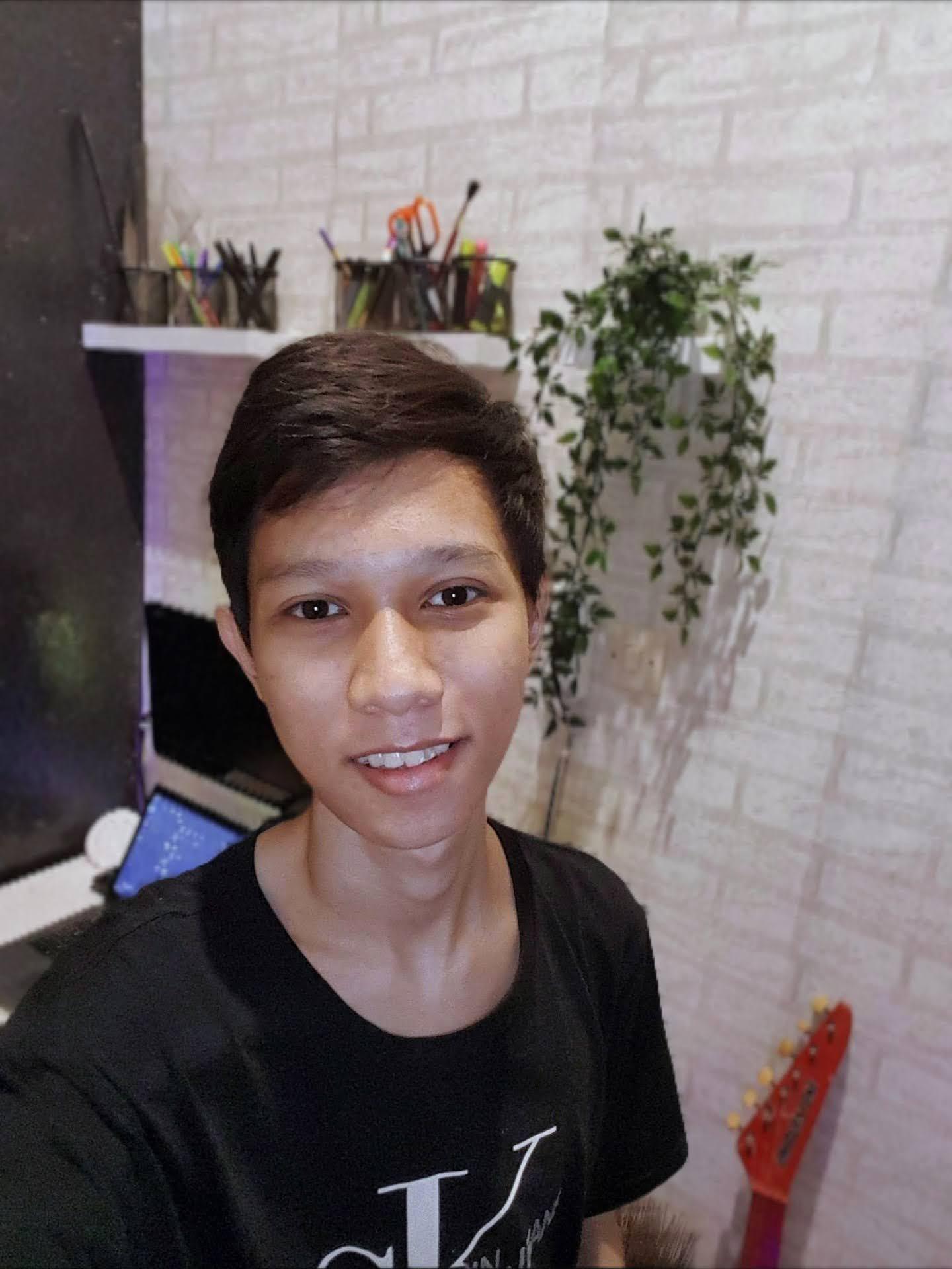 I'm just a smol innocent little baby boy 👉👈 | Scrolller