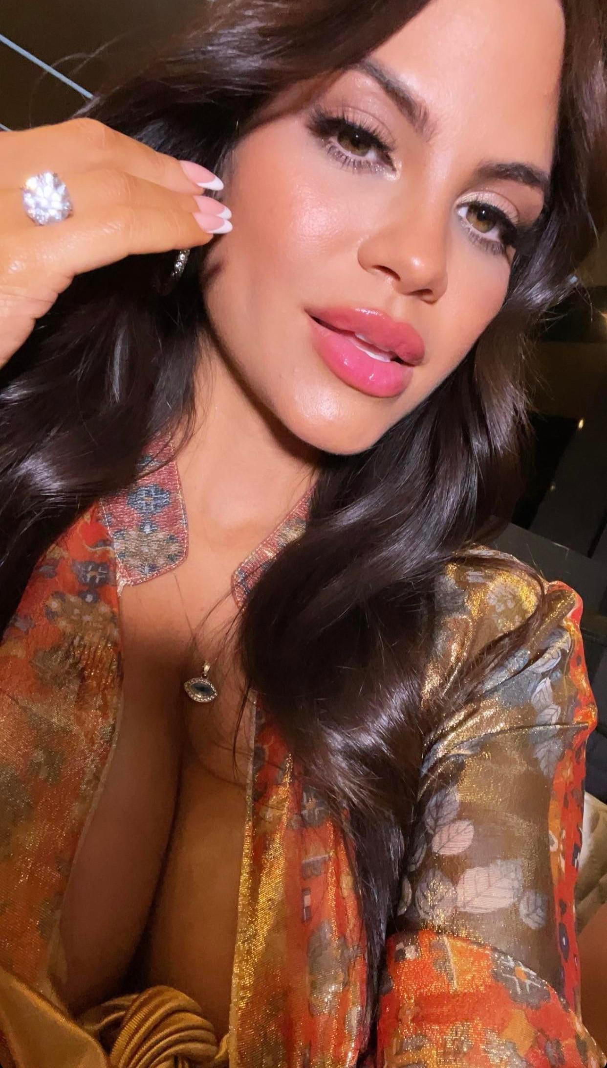 I'm very hot.. (Natti Natasha) | Scrolller