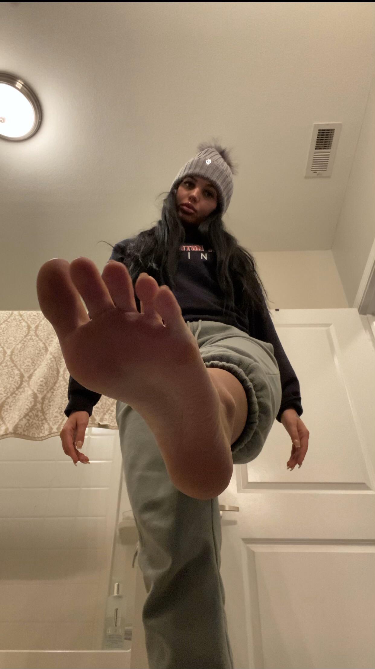 Imagine me stepping on ur face😘 | Scrolller
