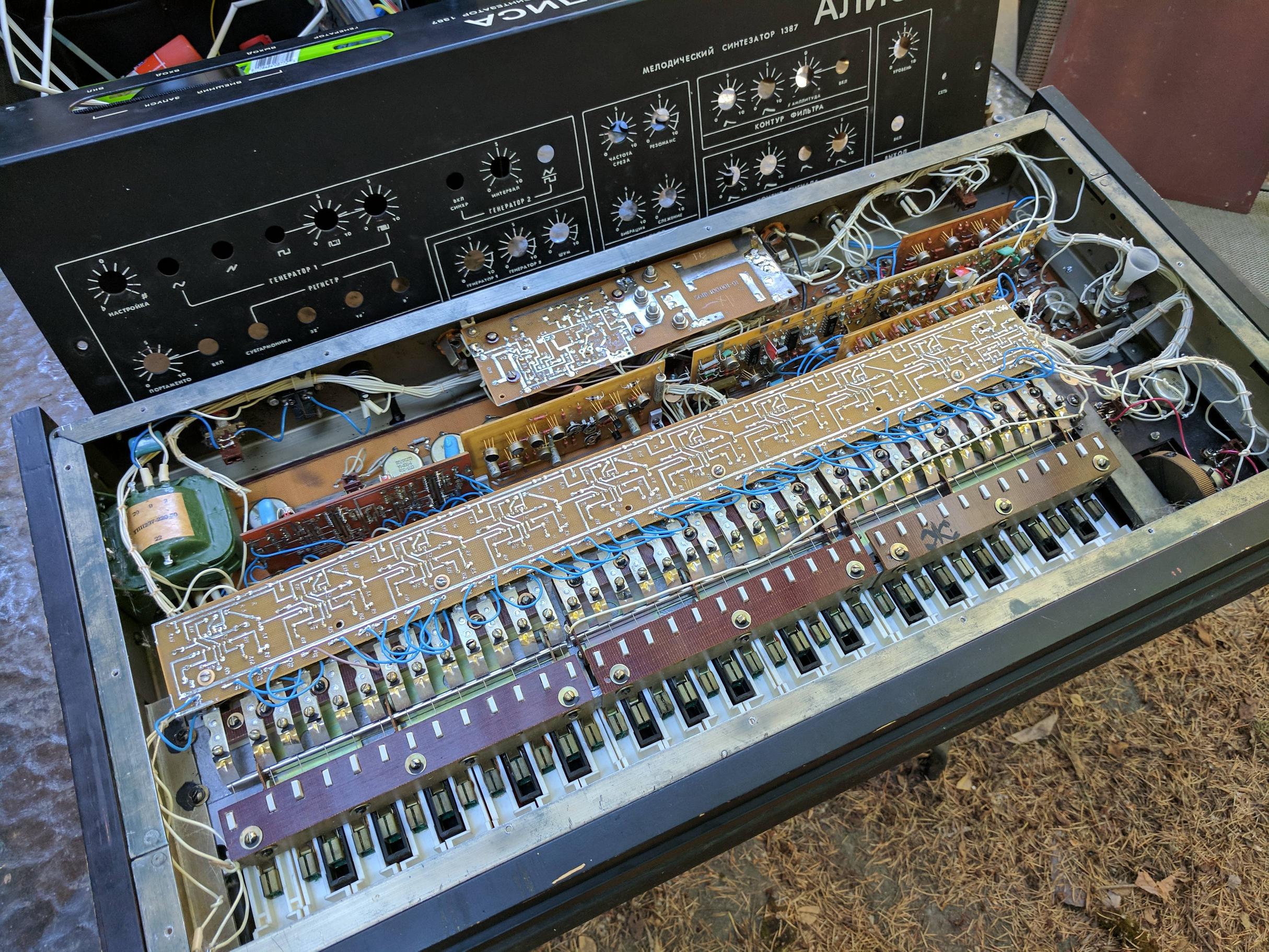 Inside a Soviet-made Alisa 1387 synthesizer | Scrolller
