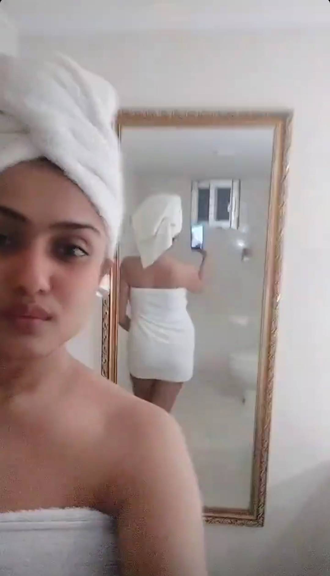 Insta Girl Scrolller