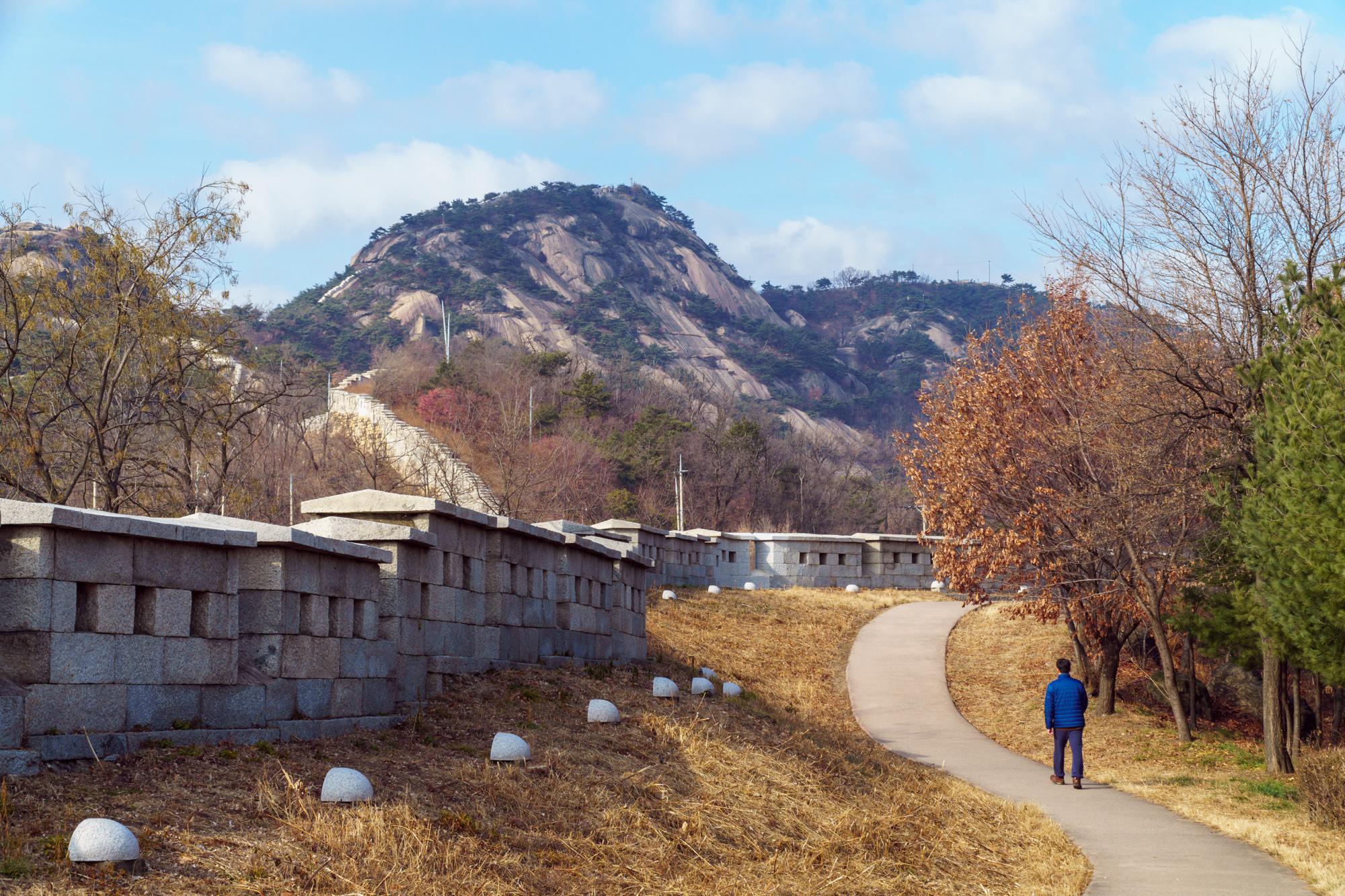 Inwangsan hiking path - 인왕산 가는길 [OC] | Scrolller