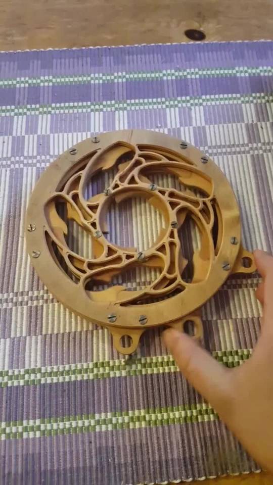 Iris-mechanism done with a 3040z, linuxcnc, librecad and dxf2gcode. Finally got it running ...