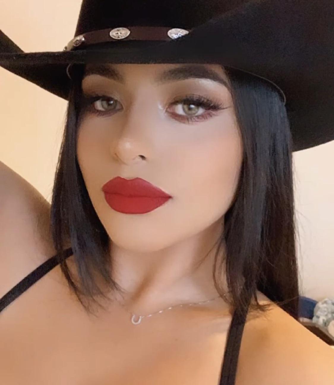 Howdy. Pm open | Scrolller