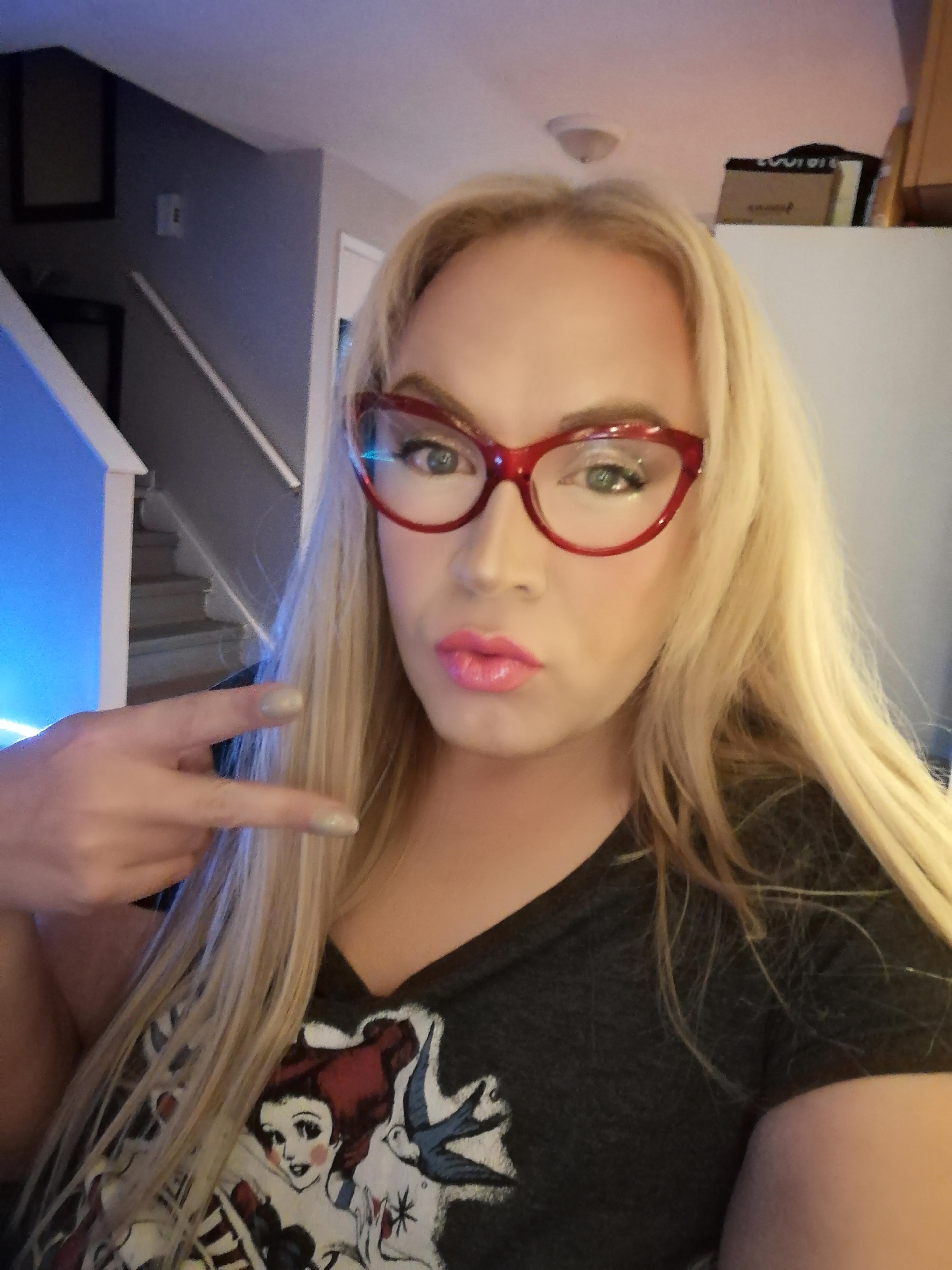 Is it Friday Yet? Hang in there Kids 💋 | Scrolller