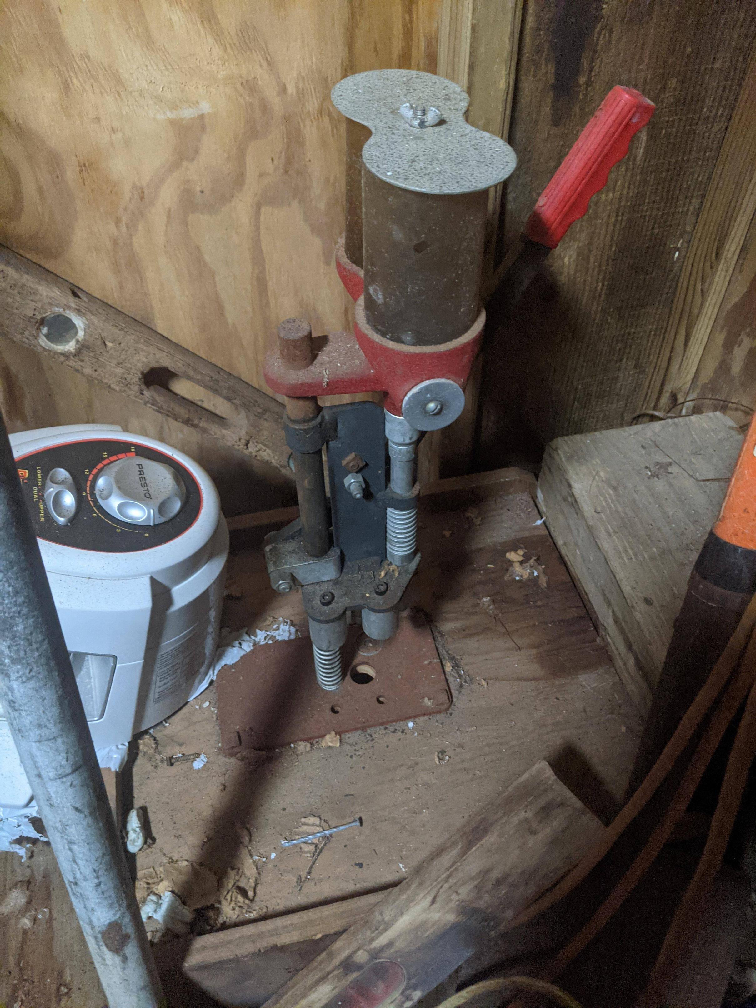 Is this a normal reloading press, I don't know much about it. | Scrolller