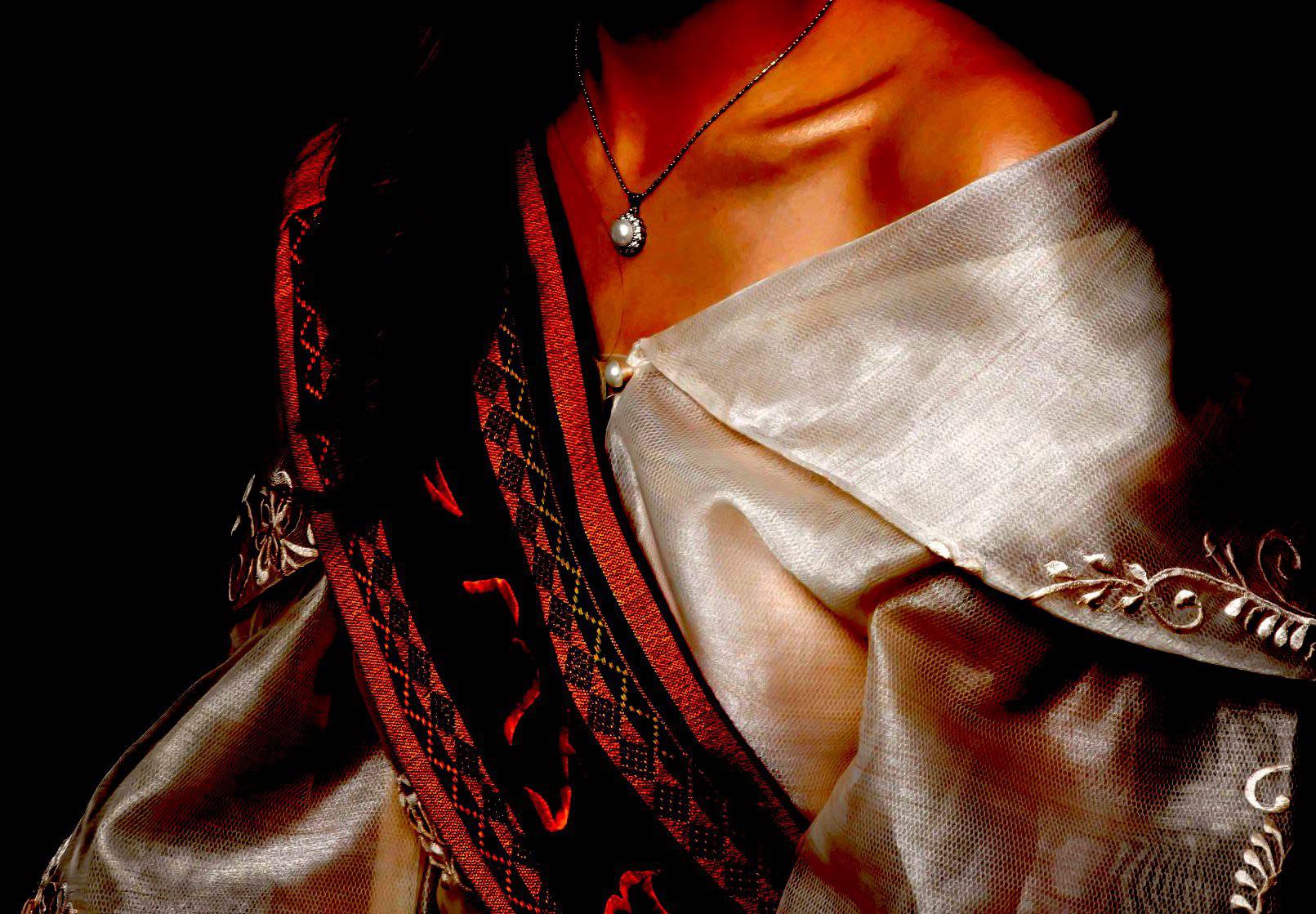 Is this an accidental nip slip? | Scrolller