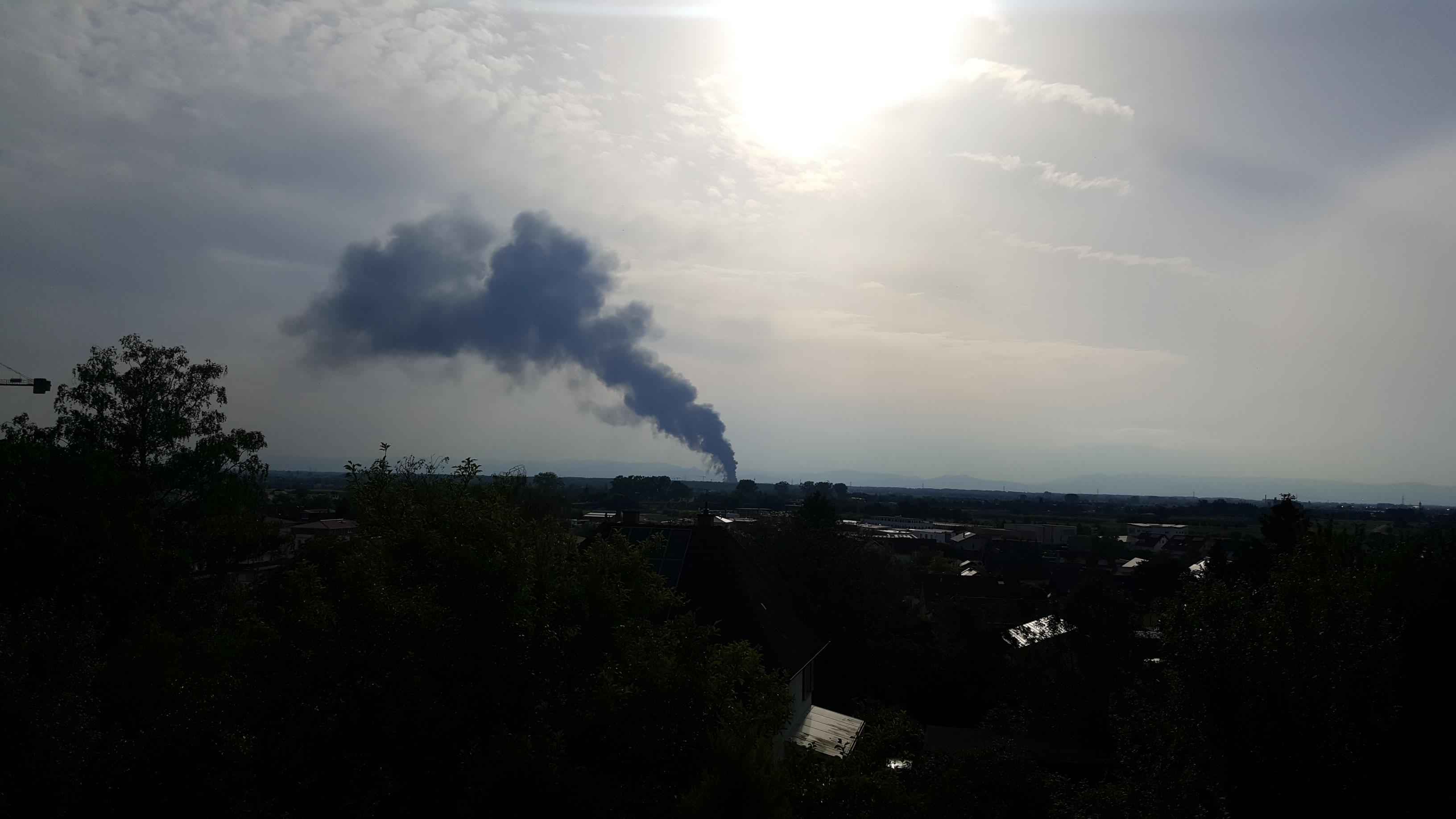 Ist zwar schon etwas her aber das ist die Rauchwolke des Feuers aus ... Ist zwar schon etwas her aber das ist die Rauchwolke des Feuers aus ...