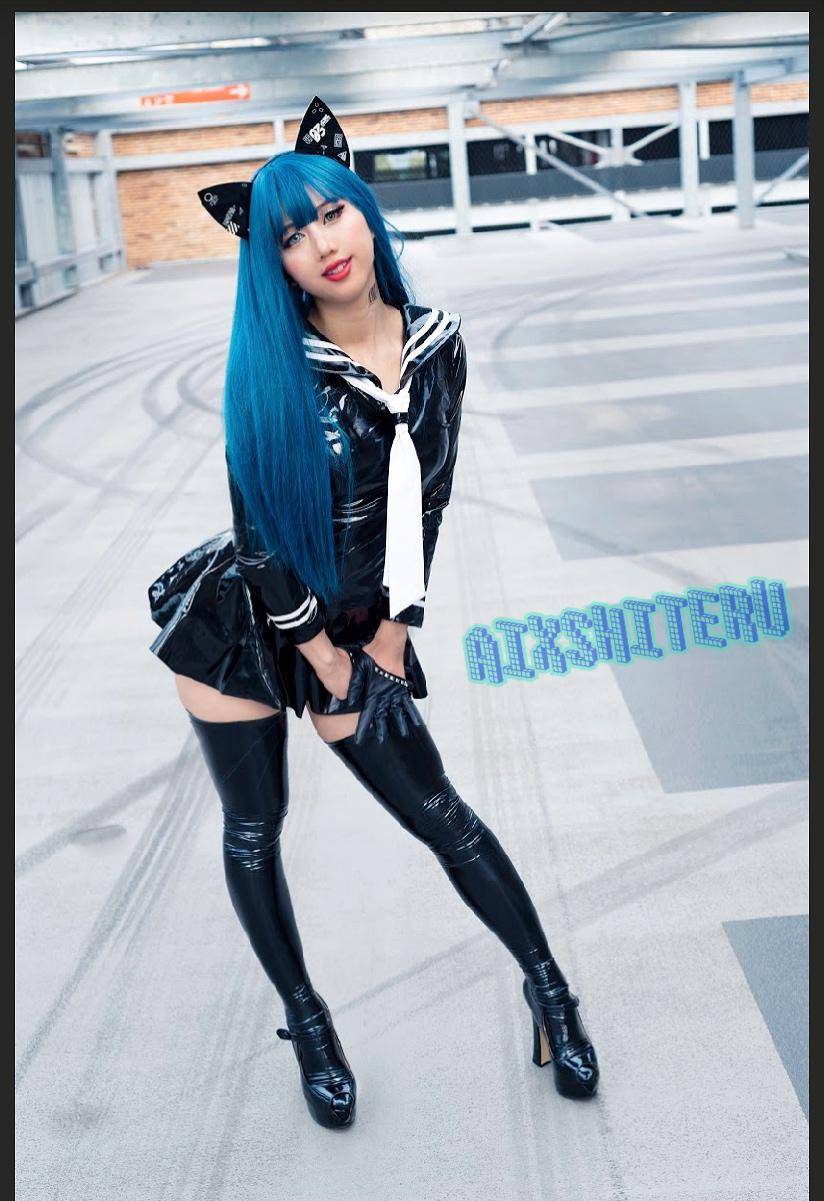 H.ai guys I'm so in love with my new stockings that match my seifuku do you also love latex ...