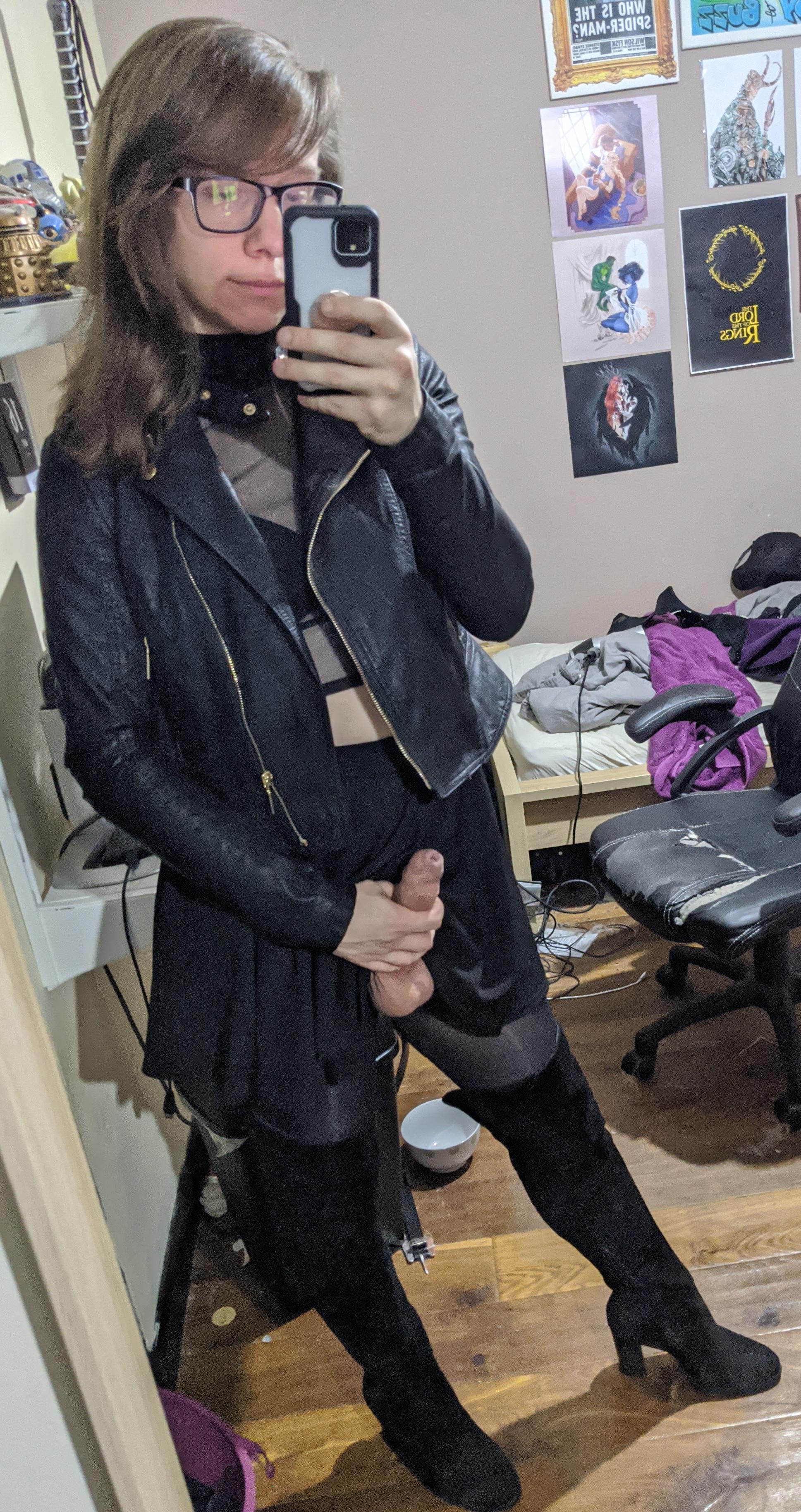 It's not gonna suck itself 🤤🤭 | Scrolller