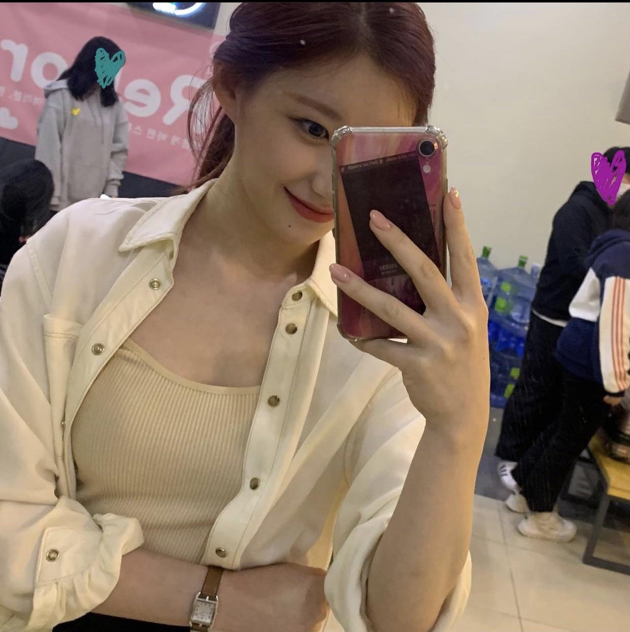 ITZY - Chaeryeong | Scrolller