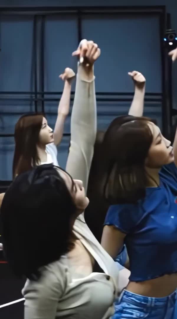 Izone - Eunbi | Scrolller