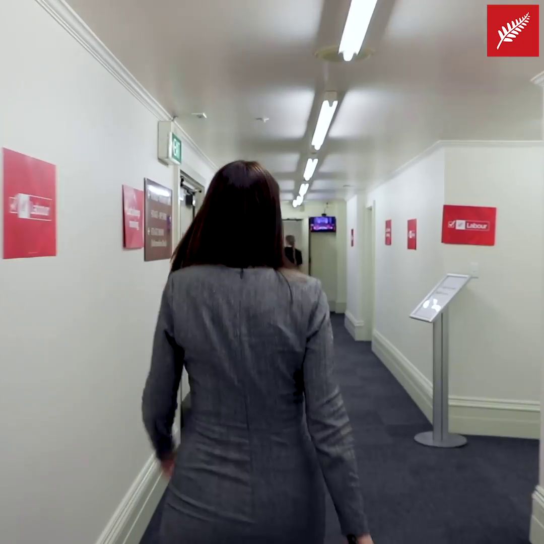 Jacinda's figure from behind | Scrolller