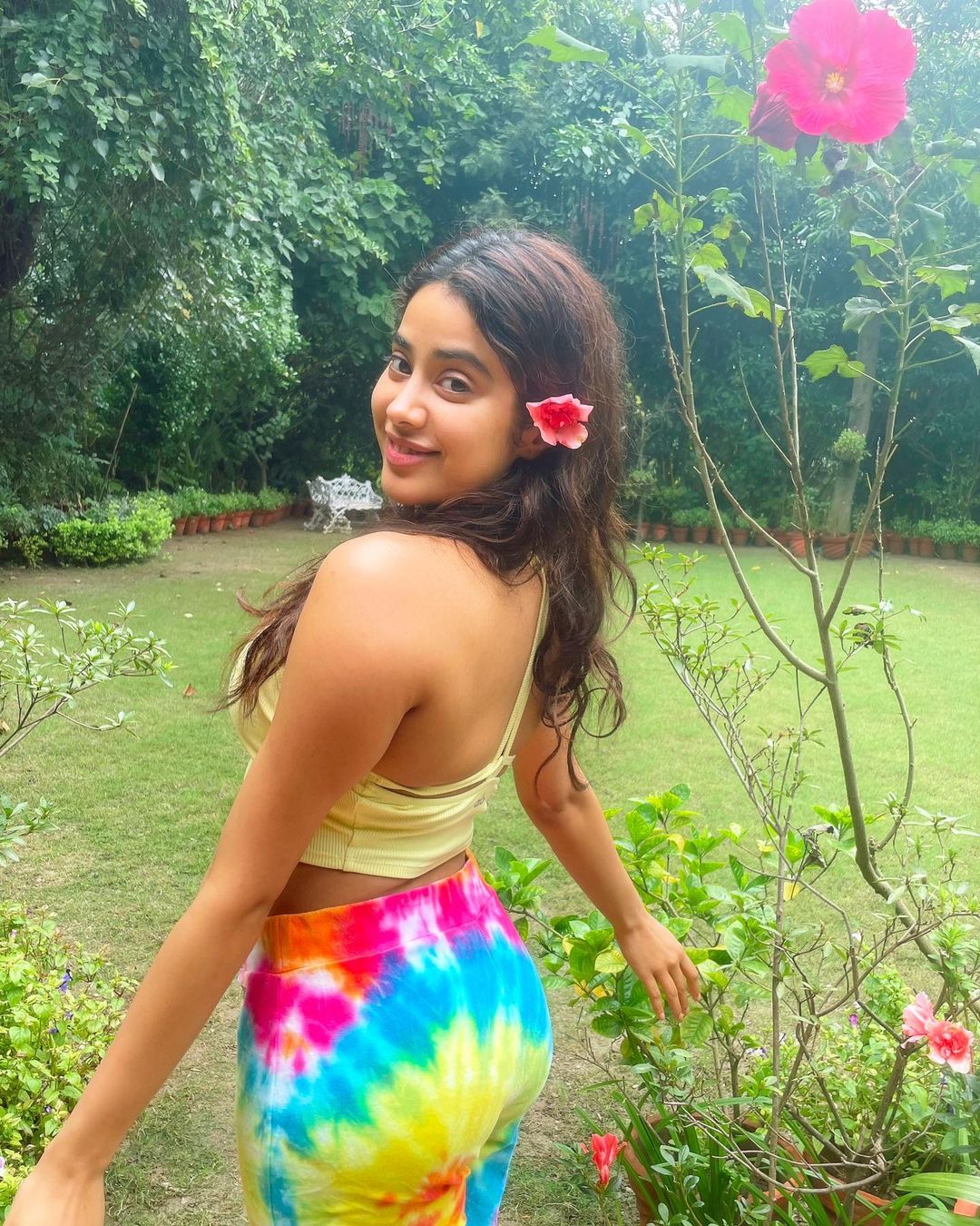 Janhvi Kapoor Scrolller