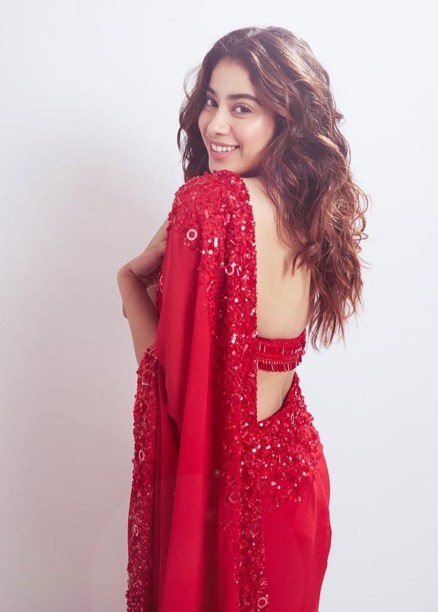 Janhvi Kapoor Scrolller