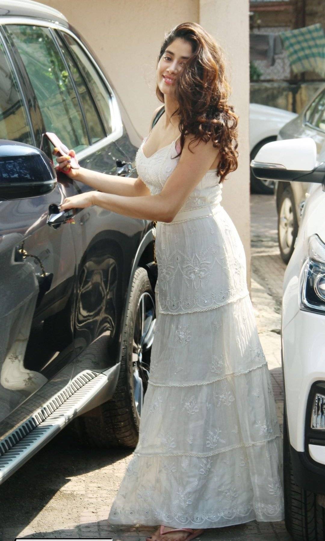 Janhvi Kapoor 😍 Scrolller