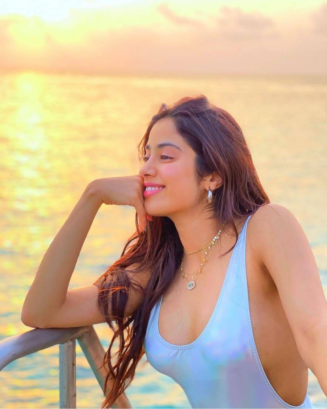 Janhvi Kapoor at the location of a Blacked scene 💦 | Scrolller