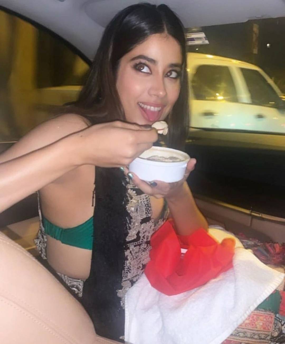 Janhvi Kapoor enjoying frozen cum | Scrolller