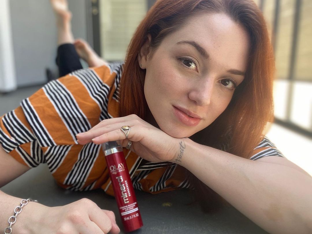 Jennifer Lindsay Stone | Scrolller