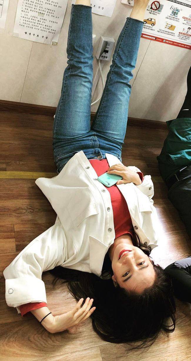 Jihyo on the floor! | Scrolller