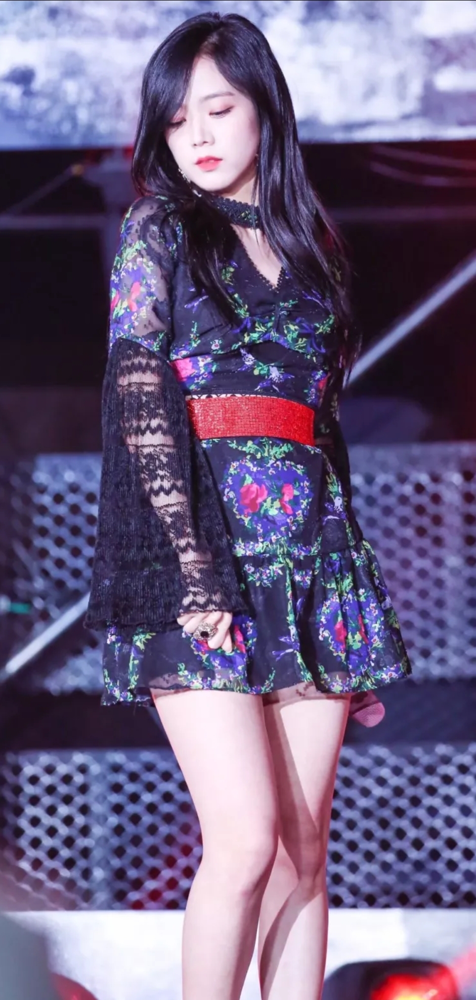 Jisoo - black hanbok, choker | Scrolller