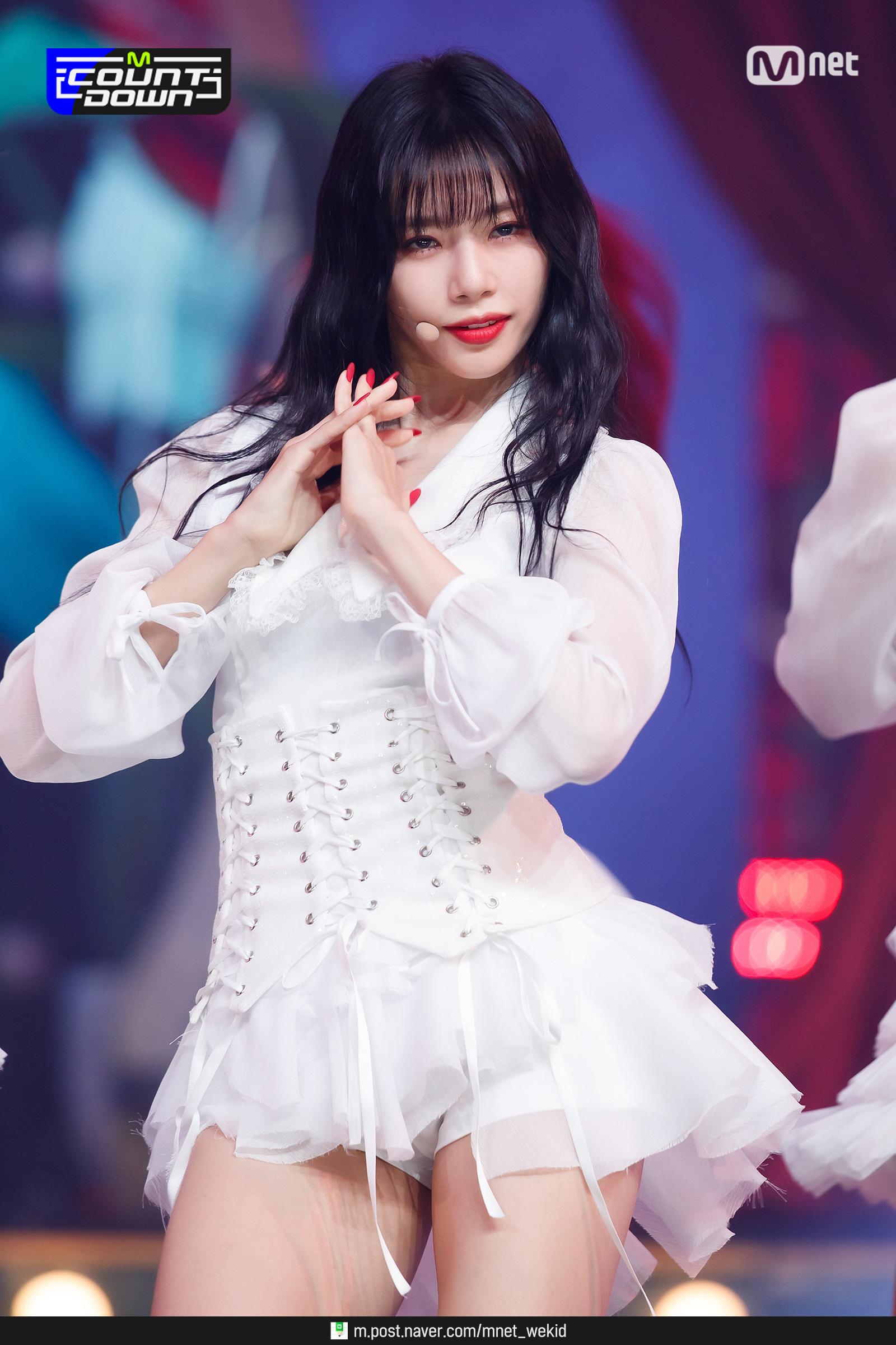 JiU | Scrolller